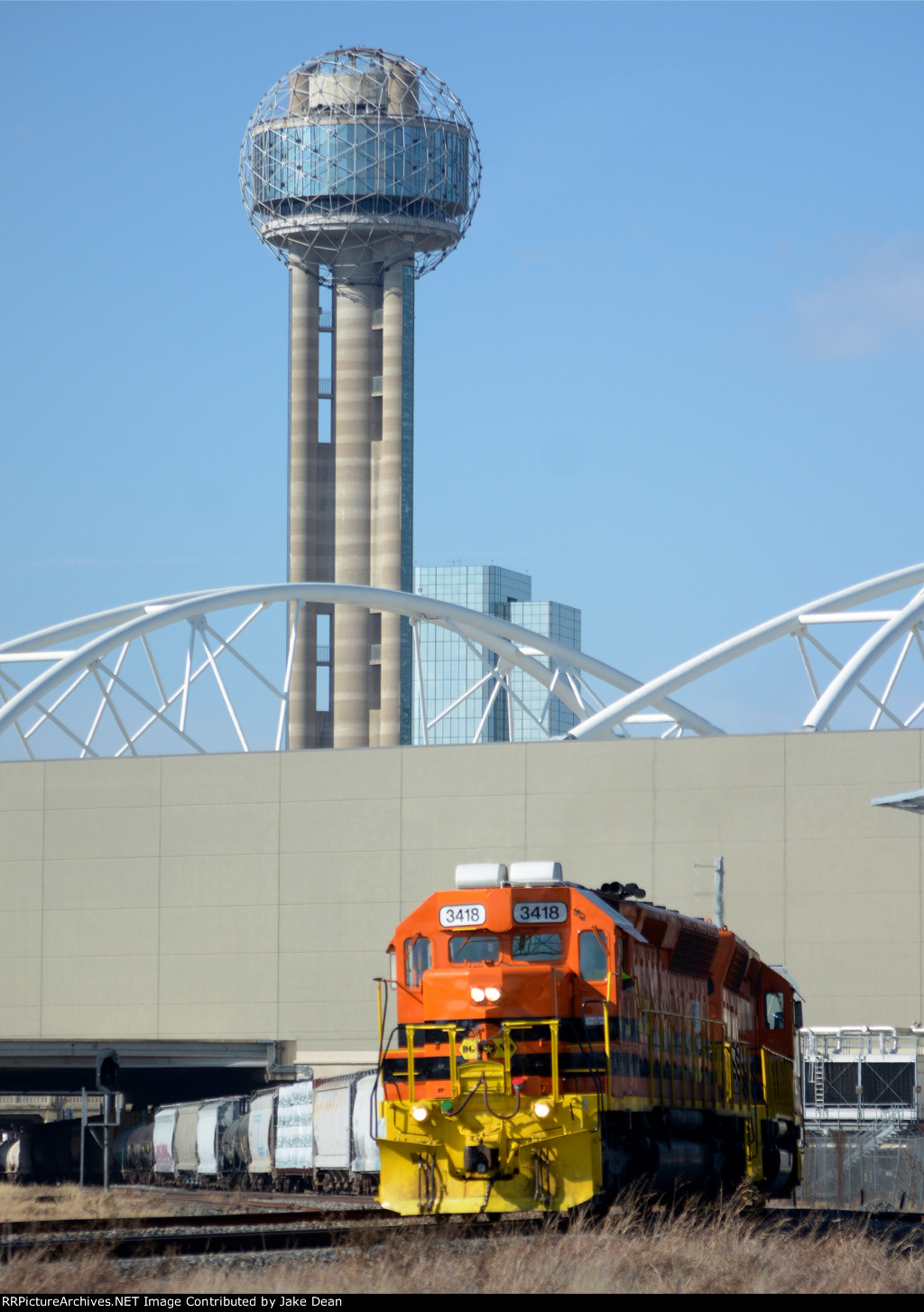 DGNO 3418 3417 pull through the curve at Cadiz St. w/Reunion Tower in the background